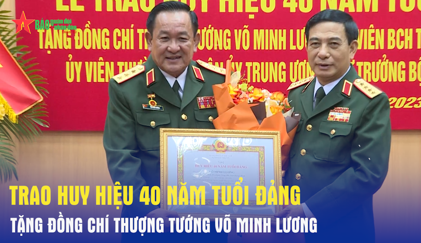 Trao Huy hiệu 40 năm tuổi Đảng tặng đồng chí Thượng tướng Võ Minh Lương
